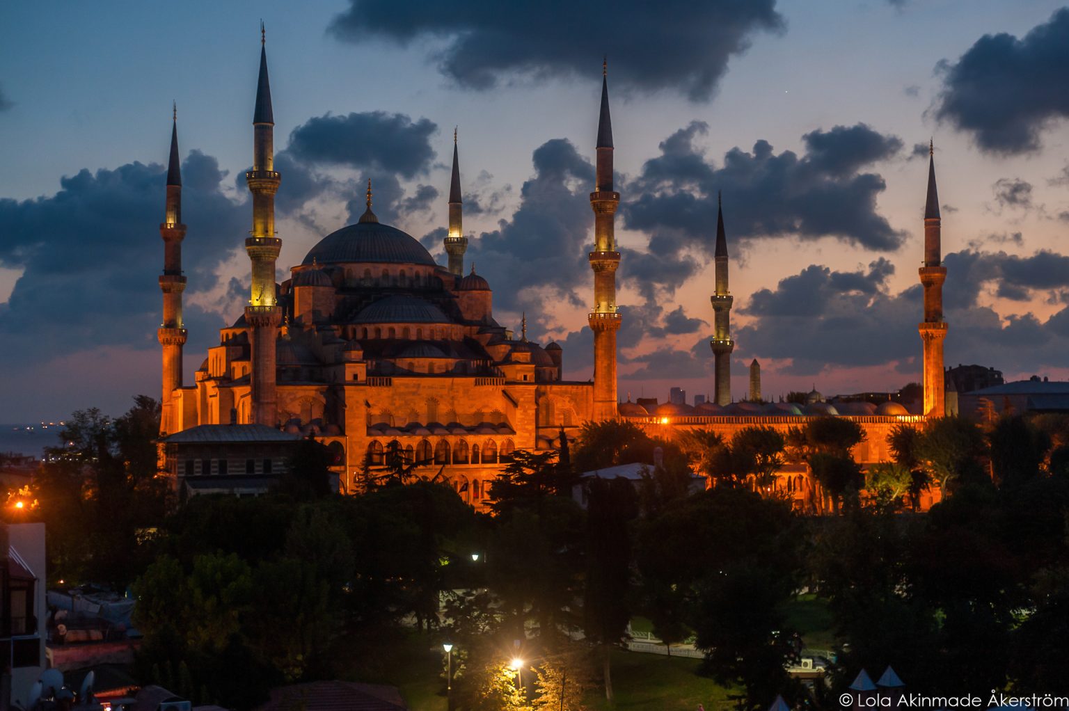 Night photos of Istanbul, Turkey - Lola Akinmade Åkerström